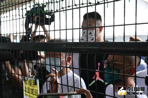 柯文哲動手腳？陳時中揪陳信安打籃球 北市府竟擋人進場 政治快訊 要聞 Nownews今日新聞