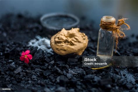 벤토나이트 점토 또는 풀러의 지구 또는 물타니 미티 또는 물파니 미티로 구성된 활성탄 페이스 마스크는 베이킹 소다와 코코넛 오일과 잘 혼합 전체 성분과 나무 표면에 갈탄에