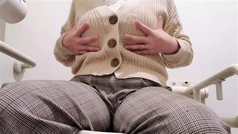 Una mujer casada masturbándose audazmente en el baño xHamster