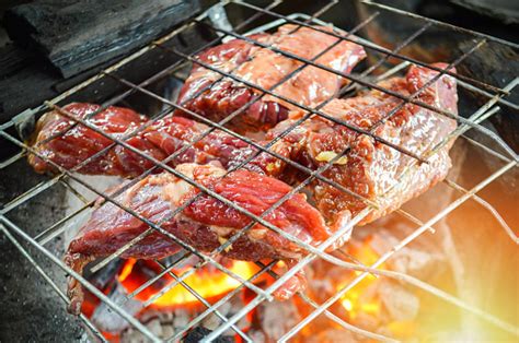 구운 쇠고기 스테이크 고기와 마늘 쇠고기 바베 큐 로스트에 장식 숯 난로에 불 고기에 대한 스톡 사진 및 기타 이미지 고기 구이 굽기 Istock