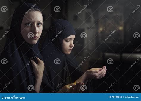 祈祷二名妇女 库存图片 图片 包括有 夫人 纵向 现有量 有选择性 相信 信仰 人力 祈祷 78922021