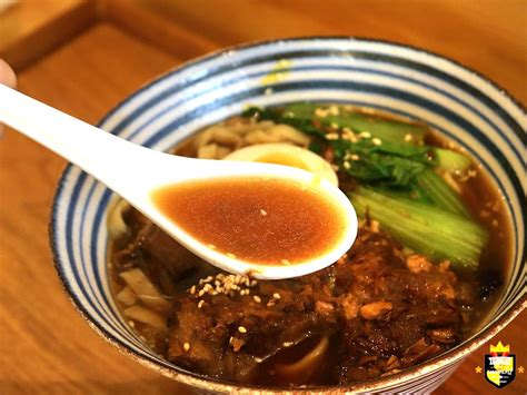 台南巷弄裡的老宅麵店子曰癡麪私房調料自製麵條自家醃製酸白菜天然美味香醇濃郁 輕旅行