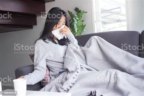 기침 재채기 계절 감염 독감 고열과 독감 담요로 소파에 누워 있는 알레르기로 담요 아래에 앉아 두통을 앓고 있는 아픈 여성 30