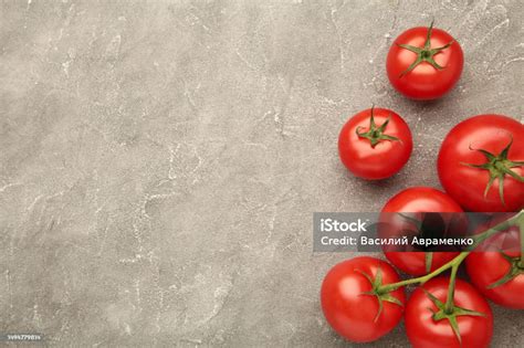 グレイの背景に新鮮なトマトの束トマトの収穫テキスト用のスペース みずみずしいのストックフォトや画像を多数ご用意 みずみずしい