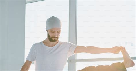 오른쪽 다리에 서서 요가 운동을 연습하면서 왼쪽 다리를 뻗는 젊은 활동적인 남자 사진 Unsplash의 스포츠 이미지