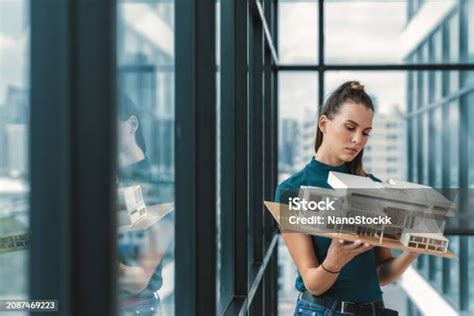 아름다운 엔지니어가 집 모형을 검사하는 동안 건축 모형을 들고 있습니다 트레이서리 개발에 대한 스톡 사진 및 기타 이미지 개발 건설 산업 건축 Istock