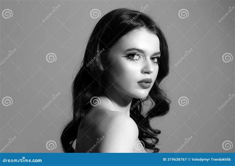 Retrato De Belleza De Modelo Femenino Hermoso Bella Joven Con Piel