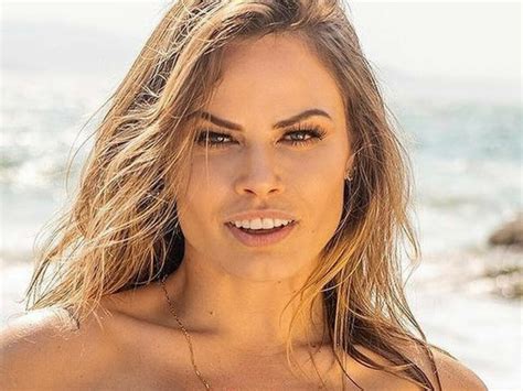 Ex BBB Nati Casassola quase mostra demais ao posar de biquíni na web