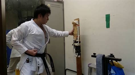 香川政義師範kagawa masayoshi karate 香川政義師範による巻き藁突きの指導① 松涛連盟大阪府本部ミナミ支部 大阪の