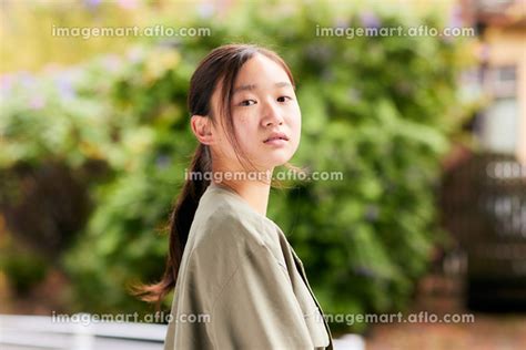 日本人の女の子のポートレートの写真素材 210858403 イメージマート