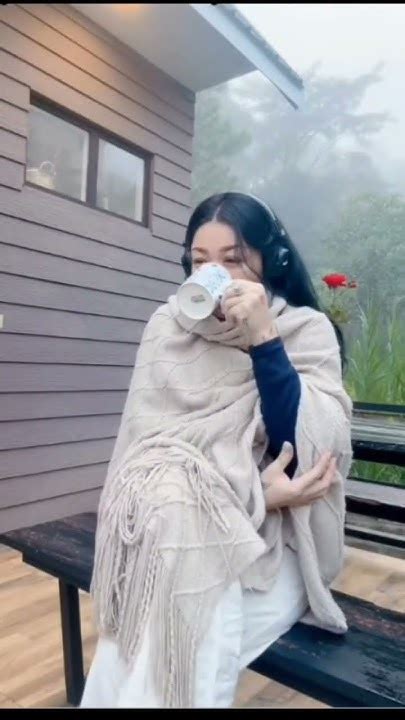 သတိရနေတယ်မလာ တဲ မမဖွေး‌ဖွေးက Youtube