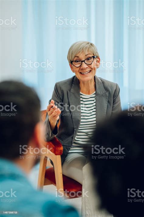 치료 세션 중 환자와 이야기하는 수석 여성 정신과 의사 20 24세에 대한 스톡 사진 및 기타 이미지 20 24세 30
