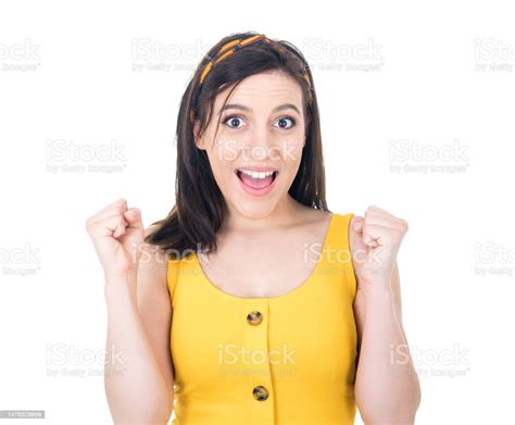 하얀 배경에 고립 된 주먹과 이빨을 가진 흥분 한 여성 예 개념입니다 좋은 소식 기뻐하는 여성 축하 20 24세에 대한 스톡