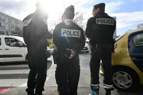 Trois policiers sauvent un homme inconscient sur un trottoir à Nantes