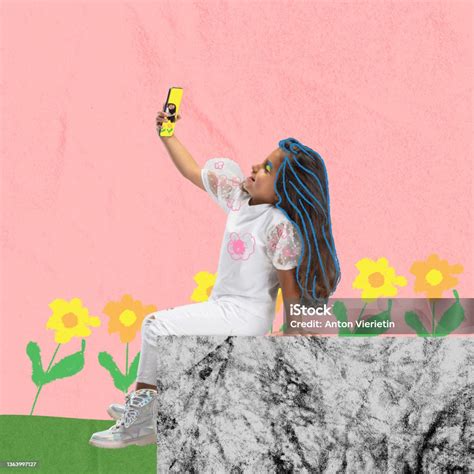 다채로운 디자인 핑크 배경에 고립 된 셀카를 찍는 어린 소녀의 현대 미술 콜라주 셀카에 대한 스톡 사진 및 기타 이미지 셀카 추상적인 4 5세 Istock