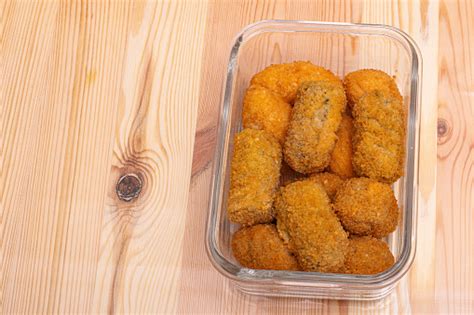 닭고기 버섯과 대구 고로케가 유리 용기에 담겨 나무 탁자 위에 놓여 있습니다 0명에 대한 스톡 사진 및 기타 이미지 0명