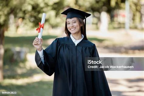 대학 수료증 졸업 및 성공 수상 및 성취를 위해 캠퍼스에서 미소를 짓는 소녀 교육 대학 아카데미 졸업장 학위 두루마리가 있는