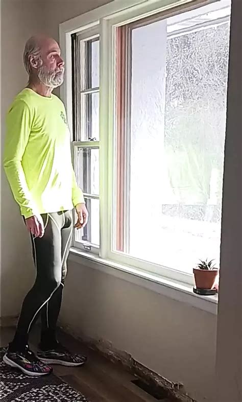 托尼·弗里斯特在窗户边变暖 Xhamster