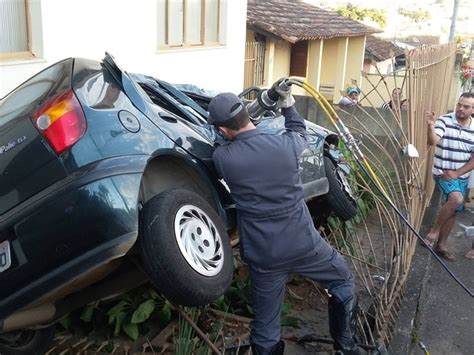 G1 Carro invade casa em Oliveira e casal fica preso às ferragens