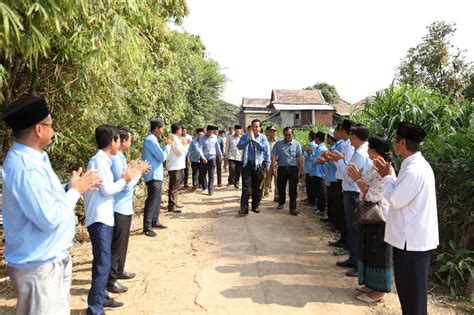 អភិបាលខេត្តកំពង់ចាម និងអ្នកតំណាងរាស្ត្រខេត្តពោធិ៍សាត់នាំយកអំណោយសម្ដេចតេជោចែកជូនពលរដ្ឋ៥៣០គ្រួសារ