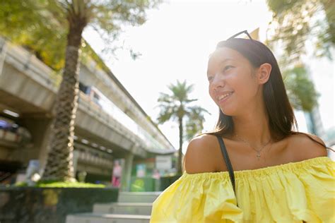 태국 방콕의 시암 스퀘어 몰에서 인생을 즐기는 젊은 아름 다운 다민족 관광 여자의 초상화 20 24세에 대한 스톡 사진 및 기타 이미지 20 24세 20 29세