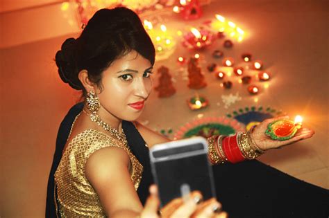 여자 손에 기름 램프를 들고와 스마트폰을 사용 하 여 Selfie를 복용 가정 생활에 대한 스톡 사진 및 기타 이미지 가정 생활 글로벌 커뮤니케이션 디야 램프