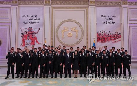 기념촬영하는 윤 대통령 부부와 축구대표팀 연합뉴스