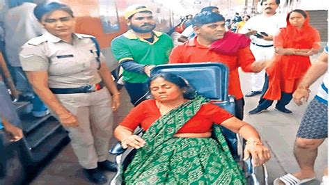 Gwalior News एस्कलेटर से गिरकर बेहोश हुई बुजुर्ग आरपीएफ ने अस्पताल में