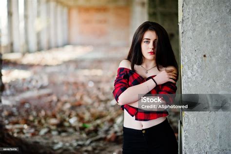 빨간 체크 무늬 셔츠를 입은 붉은 입술을 가진 초상화 소녀 거리에 대한 스톡 사진 및 기타 이미지 거리 관능 도시 Istock