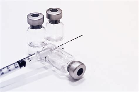 백색 배경에 단리된 바늘을 가진 약 또는 백신 및 플라스틱 주사기의 유리병 파란 색조 색깔 백신접종에 대한 스톡 사진 및 기타