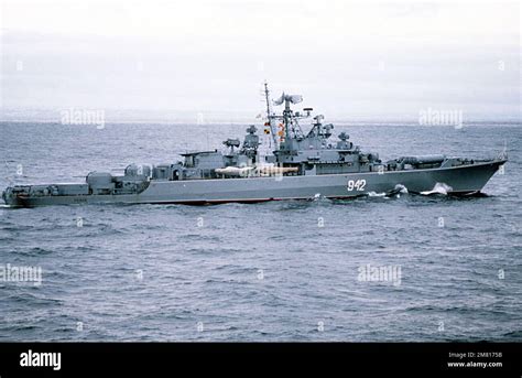 Une vue tribord du frégate de missile guidé soviétique de classe