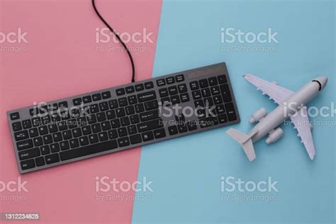 여행 컨셉 분홍색 파란색 배경에 Pc 키보드와 비행기 위쪽 보기 개념에 대한 스톡 사진 및 기타 이미지 개념 개념과 주제