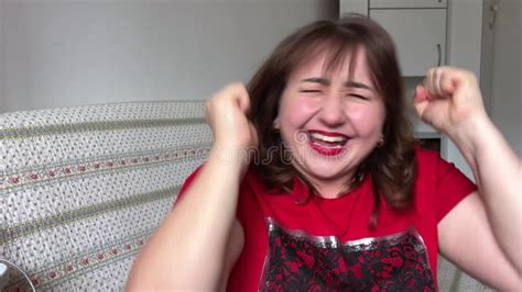Diferentes Emociones Positivas De Una Mujer Hermosa Mujer Mujer Curvada