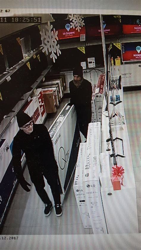 В Санкт Петербург из магазина электротоваров пара воришек вынесла