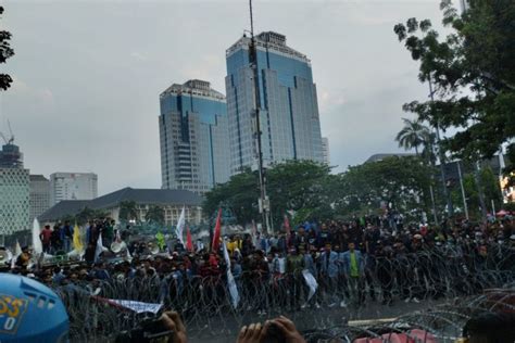 Foto Demo Kenaikan Harga BBM Di Patung Kuda Massa Berusaha Terobos Barikade Kawat Berduri