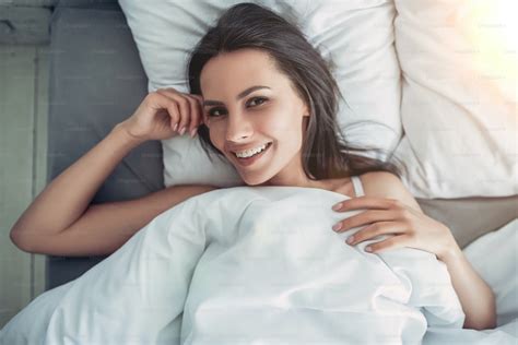 Foto Vista Superior De Una Hermosa Mujer Joven Acostada En La Cama