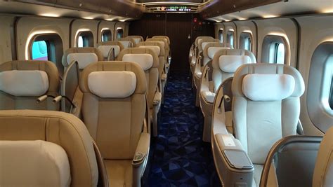 東京と札幌の移動には新幹線のグランクラスと飛行機のファーストクラス、どちらが快適？ 出発進行！