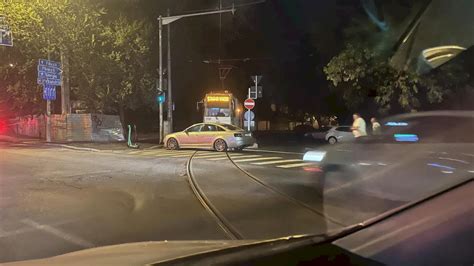 B Șoferul bucureștean care s a crezut pieton și a circulat ca pietonul pe trecere după