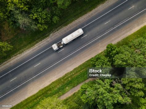 도로를 따라 운전하는 고속도로에서 가솔린 트럭 오일 트레일러 작업 탱크 차량의 공중 보기 스토리지 탱크에 대한 스톡 사진 및 기타 이미지 스토리지 탱크 가솔린 가연성