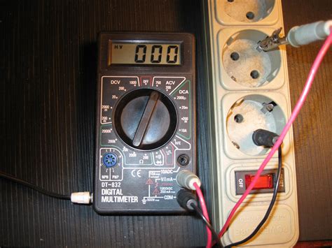 Как измерить мультиметром напряжение в сети Как проверить напряжение в розетке 220В