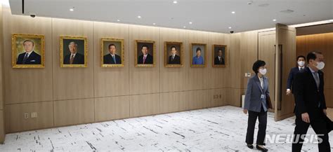 국무회의장 입구에 전시된 역대 대통령 초상화
