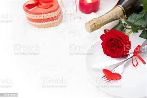 발렌타인의 하루입니다 장미와 아름 다운 배경 인사말 카드입니다 선택적 초점입니다 과일에 대한 스톡 사진 및 기타 이미지 과일 기록보관용 꽃 식물 Istock