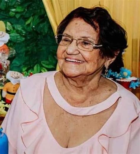 Amigos e familiares se despedem de idosa morta em incêndio no Hospital