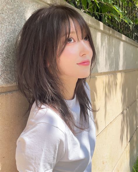 요닝 류영채 • 레이어드컷 레이어드펌 푸딩브라운 🍂 가을 하늘과 잘 어울리는 하늘하늘 레이어드컷과 레이어드펌 스타일 앞머리를 살짝 무겁게 내려 전체적으로 너무 가볍지