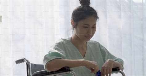 병원 병동에서 부상에서 회복된 후 휠체어에 앉아 있는 동안 행복한 환자 미소 의료 의료 및 좋은 환자 서비스 개념 사진 Unsplash의 휠체어 이미지