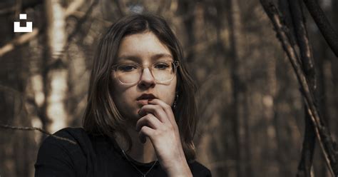 Foto Una Mujer Sentada En El Suelo En El Bosque Imagen Persona Gratis