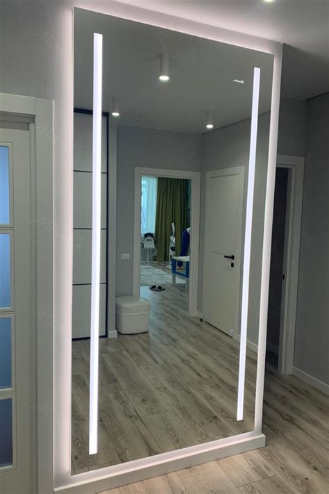 Большое зеркало с подсветкой в интерьере прихожей в 2024 г Большие зеркала Интерьер прихожей