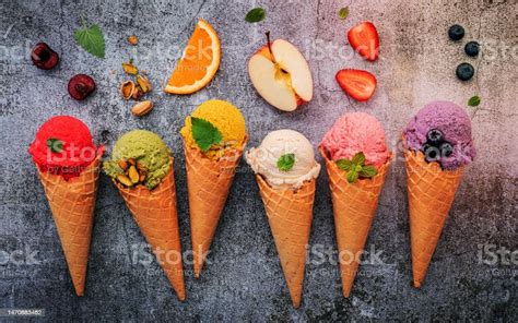 콘 블루 베리 녹차 피스타치오 아몬드 오렌지 체리 설정에 아이스크림 맛의 다양한 어두운 돌 배경에 여름과 달콤한 메뉴 개념 0명에 대한 스톡 사진 및 기타 이미지 Istock