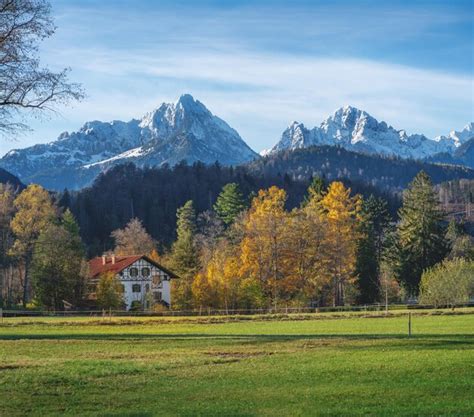 Casa Alemã Com Telhado Vermelho Em Um Campo Com Alpes Tannheim