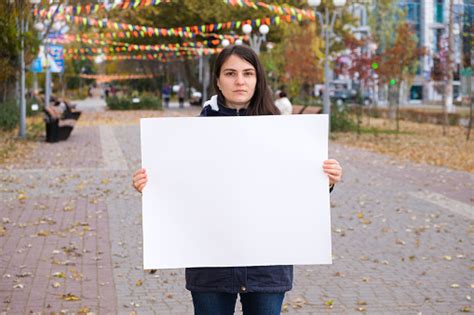 진지한 얼굴을 가진 한 여성이 비문에 대한 빈 종이를 들고 있다 여자에 대한 스톡 사진 및 기타 이미지 여자 쥠 포스터 Istock